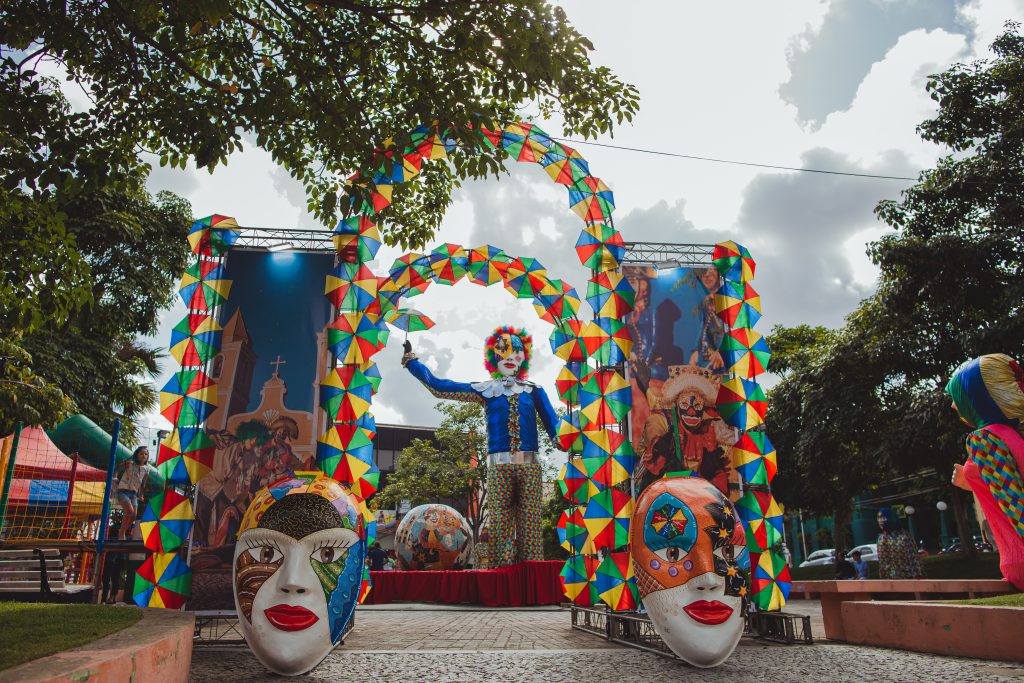 Mesmo sem a folia nas ruas, Bezerros mantém viva tradição do Papangu ...